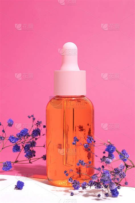 玻璃化妆品瓶与油或血清皮肤护理粉红色背景阴影自然护肤理念