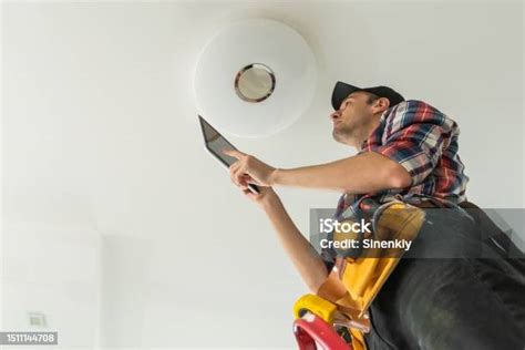 손에 도구를 들고 건설 현장에서 케이블 작업을 하는 전기 기술자 설치자 수리 및 핸디맨 개념입니다 주택 및 주택 재건 Diy에