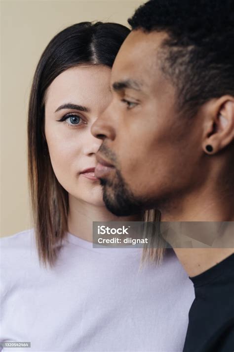 아프로 미국 남자 백인 여성 흑인과 백인 아름다운 사람들 혼합 인종 초상화 2명에 대한 스톡 사진 및 기타 이미지 2명 남성 남자 Istock