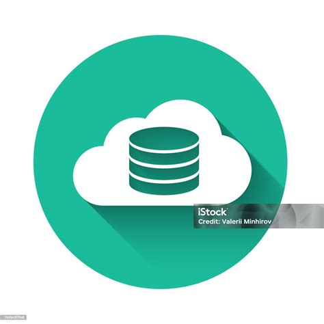 긴 그림자와 고립 된 흰색 구름 데이터베이스 아이콘 클라우드 컴퓨팅 개념입니다 데이터 전송과 디지털 서비스 또는 응용 프로그램 녹색 원 버튼을 클릭 합니다 벡터 일러스트 0
