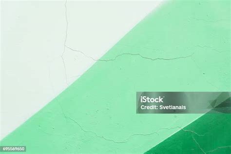 세부 고 금이 간된 오래 된 석고 벽 부서진 오래 된 낙서의 조각 페인트 스크래치 그런 지 질감 녹색 색상의 색조의 질감 현대적인 배경 배너 0명에 대한 스톡 사진 및 기타