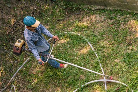 정원에서 잔디 깎는 기계를 사용 하 여 잔디를 절단 하는 남자 맨 위 보기 기계류에 대한 스톡 사진 및 기타 이미지 기계류 녹색 바로 위 Istock