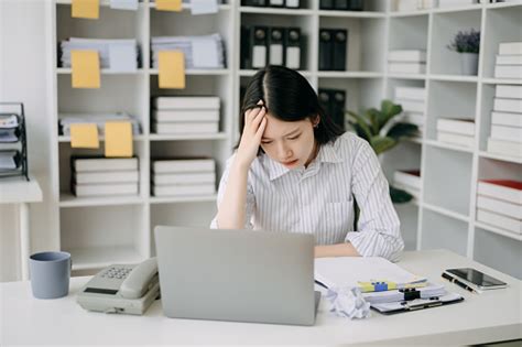 아시아 비즈니스 여성은 스트레스를 받고 지루하고 현대 사무실에서 태블릿 작업을 하는 것에 대해 지나치게 생각합니다 20 24세에 대한 스톡 사진 및 기타 이미지 Istock