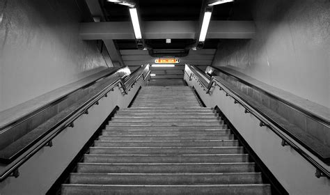 배경 화면 검은 단색화 건축물 사진술 대칭 에스컬레이터 계단 지하철 출구 하부 구조 각도 Bw 선 검정색과 흰색 흑백 사진 대도시 지역 대중