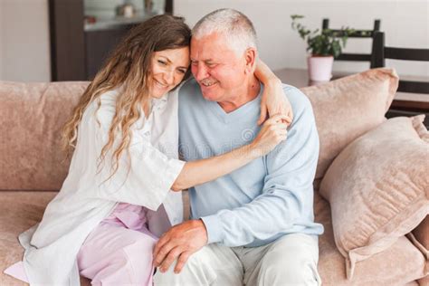 Padre Mayor Y Maduro Y Hija Milenaria Mayor Riendo Abrazando A Una Joven Sonriente Y Afectuosa