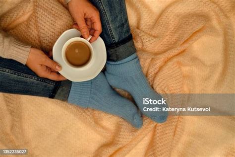 따뜻한 담요의 안락에 우유와 커피 청바지를 입은 여성 니트 목도리에 커피 한 잔을 들고 10월에 대한 스톡 사진 및 기타 이미지 10월 11월 가을 Istock