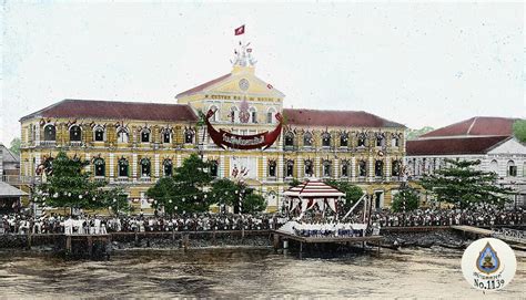 โรงศุลกสถาน อาคารสามชั้นขนาดใหญ่ตั้งอยู่ฝั่งซ้ายแม่น้ำเจ้าพระยา ตึกนี้ออกแบบก่อสร้างโดยมิสเตอร์แ