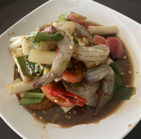 ตำไหลบัวกุ้งสด ก๋วยเตี๋ยวเรือเอ็กเพลส ส้มตำนีออน สาขาหลัก