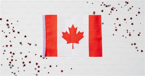 캐나다의 국기와 흰색 배경에 색종이 해피 캐나다 데이 개념 사진 Unsplash의 캐나다 국기 이미지