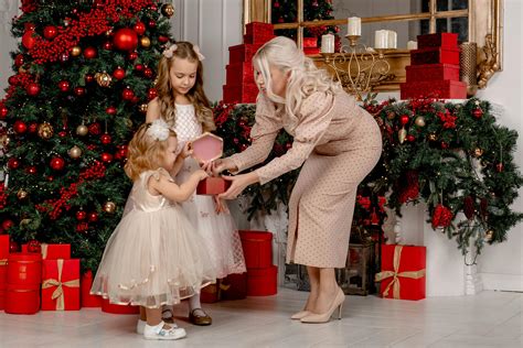 가족 가족 본딩 가족 시간 겨울 계절 기쁨 깜짝 선물 남자 단란함 딸 미소 짓는 보여주다 부모 선물 교환 실내 아기 아버지 어린이 어머니