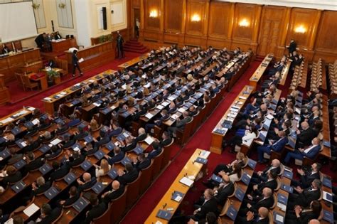 Скандал в парламента заради хартиената бюлетина