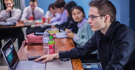 검은색 셔츠 공동 작업 공부하다 교실 교육 교육 환경 그룹 기술 노트북 다문화 다인종의 대학 대학교 디지털 학습 메모장 모바일 학습 사람 성인