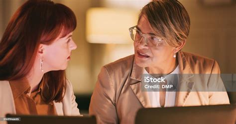 야간 팀워크 및 사무실의 사업가 여성 및 연구 기술 및 프로젝트를 통한 브레인스토밍 말하기 직원과 매니저와 컨설턴트 저녁 및