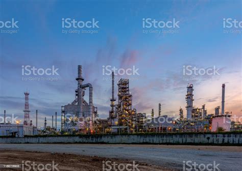 석유 및 가스 정유 공장의 풍경 석유 화학 또는 화학 증류 공정 건물 황혼 일몰에서 전력 및 에너지 산업의 공장 엔지니어링 석유 가솔린에 대한 스톡 사진 및 기타 이미지