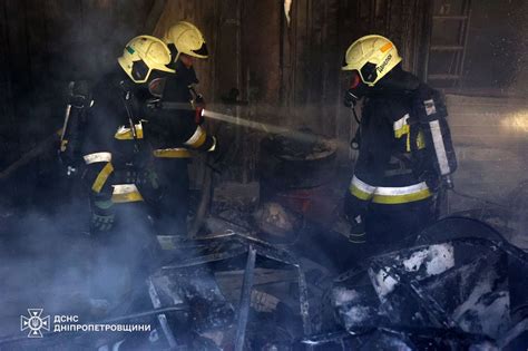 У Дніпрі рятувальники ліквідували пожежу у складській будівлі Вдень надійшло повідомлення про