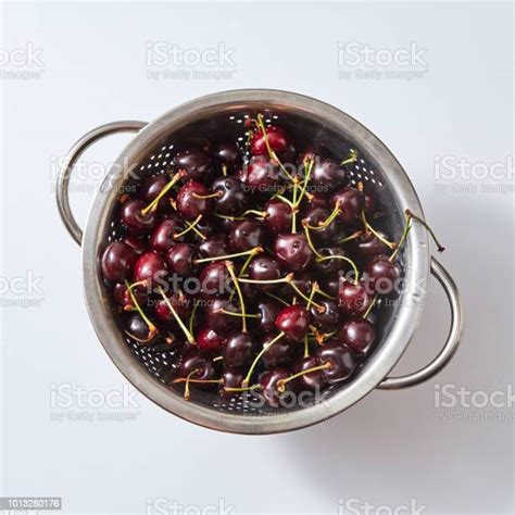 흰 종이 바탕에 소 쿠리에 물방울과의 붉은 익은 달콤한 체리 열매 최고의 볼 수 있습니다 0명에 대한 스톡 사진 및 기타 이미지 0명 건강한 식생활 과일 Istock