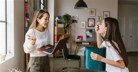 실내 ~을 사용하여 가정 환경 가족 거품 기분 전환 기술 노트북 놀이 단란함 디지털 유목민 딸 라이프스타일 멀티 태스킹 미소 짓는 산만한