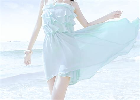 Фото Девушка в голубом платье на фоне моря