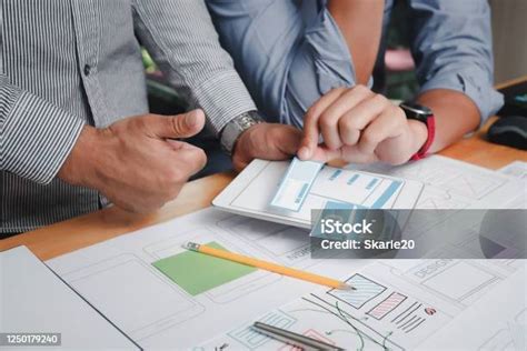 스마트 폰 응용 프로그램 레이아웃 프로토 타입 프로젝트에 설계 Ux 또는 Ui 디자이너 개발에 대한 스톡 사진 및 기타 이미지 개발 건설 프레임 건축 Istock