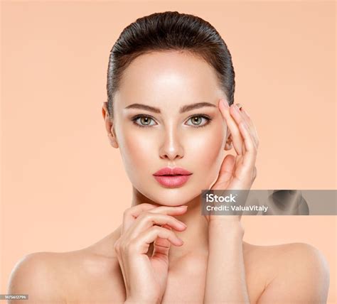 그녀의 신선한 얼굴을 만지는 아름다운 소녀의 초상화 깨끗한 피부를 가진 젊은 여성의 얼굴을 클로즈업합니다 피부 관리 25 29세에 대한 스톡 사진 및 기타 이미지 Istock