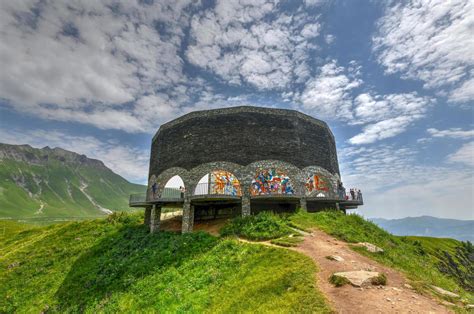 Monumento A La Amistad Entre Los Países De Georgia Y Rusia Construido