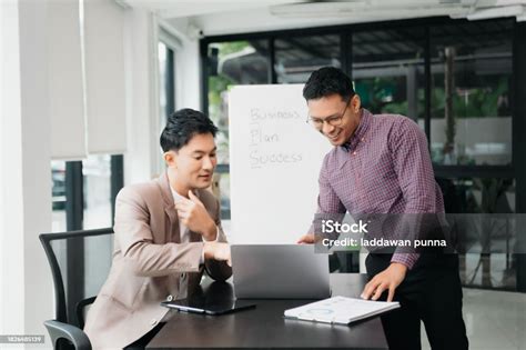 프로젝트 공동 작업 Modern Office에서 컴퓨터로 작업하는 두 명의 젊은 비즈니스 동료 2명에 대한 스톡 사진 및 기타 이미지 Istock