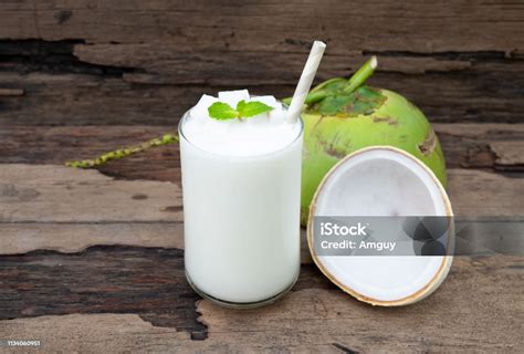 코코넛 스무디 화이트 과일 주스 밀크 쉐이크 블렌드 음료 건강 한 고 단백 유리 음료 에피소드 아침 나무 배경에서 맛 있는 맛