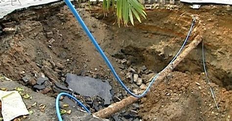 G1 Tubulação Se Rompe E Abre Cratera Na Zona Oeste De Sp Notícias