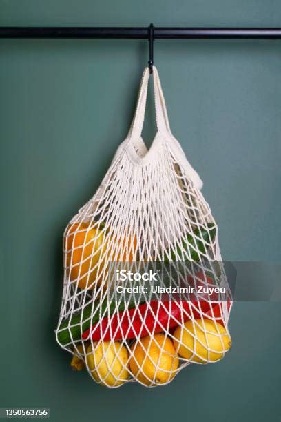 슈퍼마켓에서 채소와 과일이 있는 재사용 가능한 쇼핑 스트링 백 일회용 비닐 봉지 금지 개념 제로 폐기물 배경 고품질 사진 0에 대한 스톡 사진 및 기타 이미지 Istock