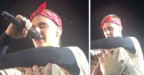 Justin Bieber Breaks Down In Tears On Stage As He Gives Emotional