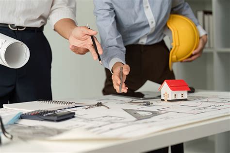 프로젝트 협업 및 건축 계획 도구와 모델 하우스를 사용하여 건축 설계에 대한 전략을 세우는 전문가 The Colleagues Fundraising Organisation