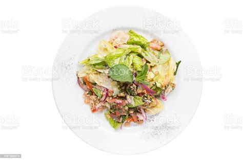신선한 허브와 부드러운 소스를 곁들인 가벼운 샐러드 레스토랑 서비스 컨셉 격리 건강한 식생활에 대한 스톡 사진 및 기타 이미지 건강한 식생활 고기 굽기 Istock