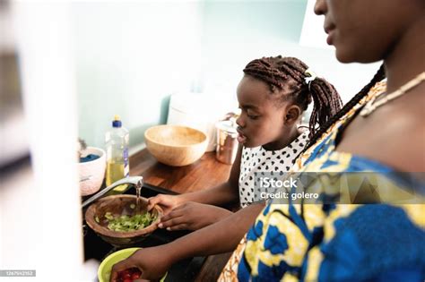 부엌에서 그녀의 어머니와 함께 식사를 준비하는 어린 소녀 2명에 대한 스톡 사진 및 기타 이미지 2명 35 39세 8 9 살 Istock