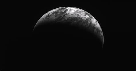 세로보기 새해 첫날 다누리 고해상카메라에 찍힌 건선명한 달 표면과 지구