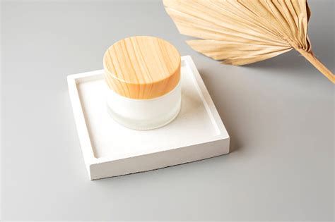 흰색과 공백 회색 배경에 마른 야자수 잎이 있는 브랜드가 없는 화장품 크림 항아리 스킨 케어 제품 프리젠 테이션 우아한 모형 스킨케어 뷰티 및 스파 복사 공간이있는 항아리