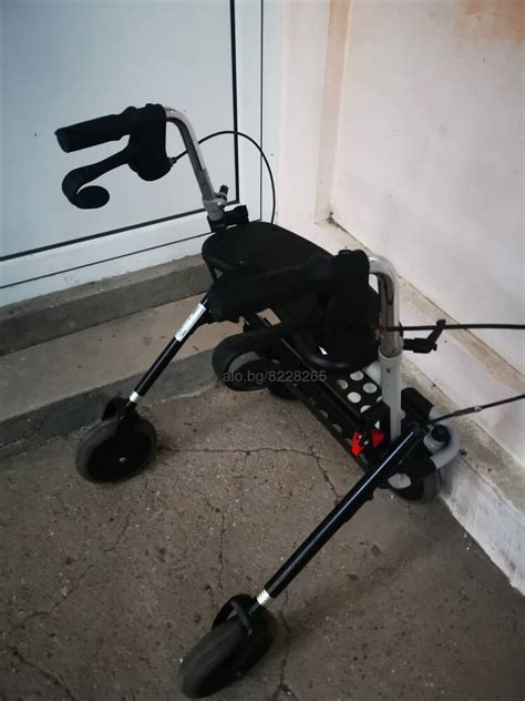 Проходилка ролатор със седалка сгъваема Подходяща за възрастни трудно подвижни опериран