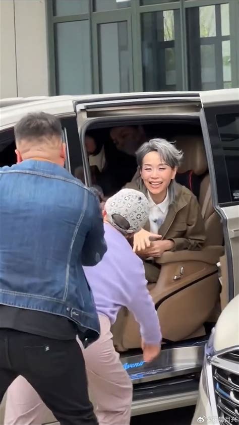 葉童慘遭粉絲拽下車！影片曝光登微博熱搜 高eq反應網讚翻 娛樂星聞