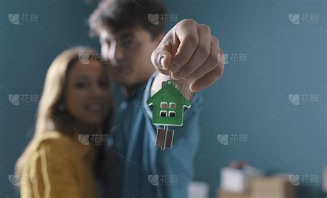 幸福的夫妇拿着房子的钥匙