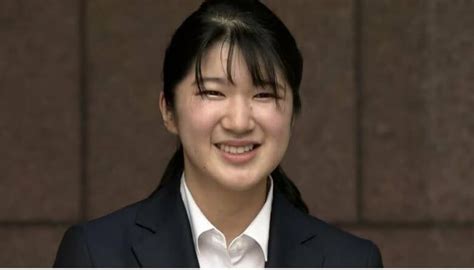 愛子さま 日本赤十字社に入社 ネイビーのスーツに白いシャツ姿きょうから青少年ボランティア課に勤務｜fnnプライムオンライン