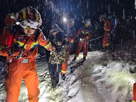 驴友被困海拔4200米雪山，阿坝消防凌晨冒雪救援澎湃号·政务澎湃新闻 The Paper