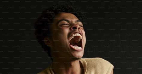 입을 벌리고 앉아 있는 남자 사진 Unsplash의 화난 이미지