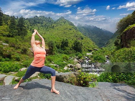 아쉬탕가 비냐사 요가 아사나 비라바드라사나 1 전사를 하는 여자 가냘픈에 대한 스톡 사진 및 기타 이미지 가냘픈 건강한 생활방식 경관 Istock