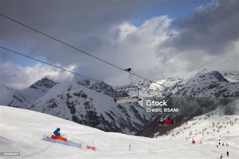 스키 리조트의 스노우캣 스키어 스노우보더가 준비한 체어 리프트 눈 덮인 스키 트랙 겨울에 대한 스톡 사진 및 기타 이미지 겨울 공중 케이블 카 관광 리조트 Istock