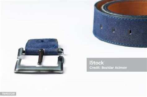 흰색 배경에 고립 된 깨진 파란색 바지 벨트 공간을 복사합니다 0명에 대한 스톡 사진 및 기타 이미지 0명 가죽 개인 장식품 Istock