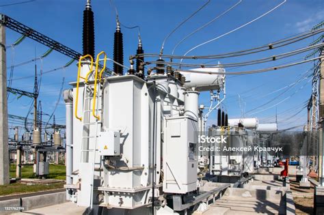 연결된 많은 고전압 전선 및 케이블 다양한 용량및 전압의 변압기와 강력한 변압기 변전소 변압기에 대한 스톡 사진 및 기타 이미지