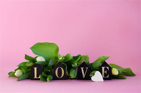 단어 사랑 흰색 꽃과 심장 모양의 분홍색 배경에 돌 발렌타인 데이 또는 복사 공간 축제 꽃 개념 클로즈업 0명에 대한 스톡 사진 및 기타 이미지 Istock