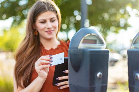 백인과 히스패닉계 미국인 여성 작은 마을 미국 다운타운 주차장 지구 신용 카드 및 전자 장치 사용 이동 중 결제 사진 시리즈 주차료 징수기에 대한 스톡 사진 및 기타 이미지