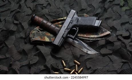 현대 반자동 권총 글록 권총 스톡 사진 2245584997 Shutterstock