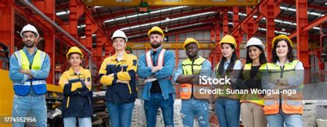 팔짱을 끼고 카메라를 바라보고 있는 자신감 넘치는 공장 노동자들의 초상화 건설 현장에 대한 스톡 사진 및 기타 이미지 건설 현장 건축물 건축자재 Istock