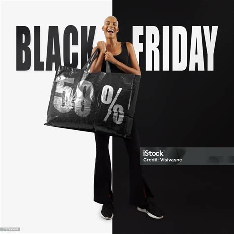 블랙 프라이데이 쇼핑 캐주얼한 검은색 의상을 입고 웃고 즐거워하며 미소 짓는 흑인 여성이 50 텍스트가 적힌 커다란 검은색 쇼핑백 가방을 들고 있습니다 블랙 프라이데이